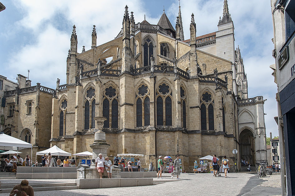 La place Pasteur retrouve son cachet du XIXe siècle - Ville de Bayonne